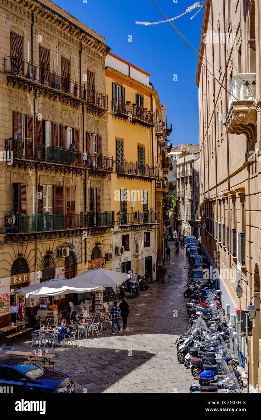 A vertical shot of the streets, churches and monuments in Palermo ...