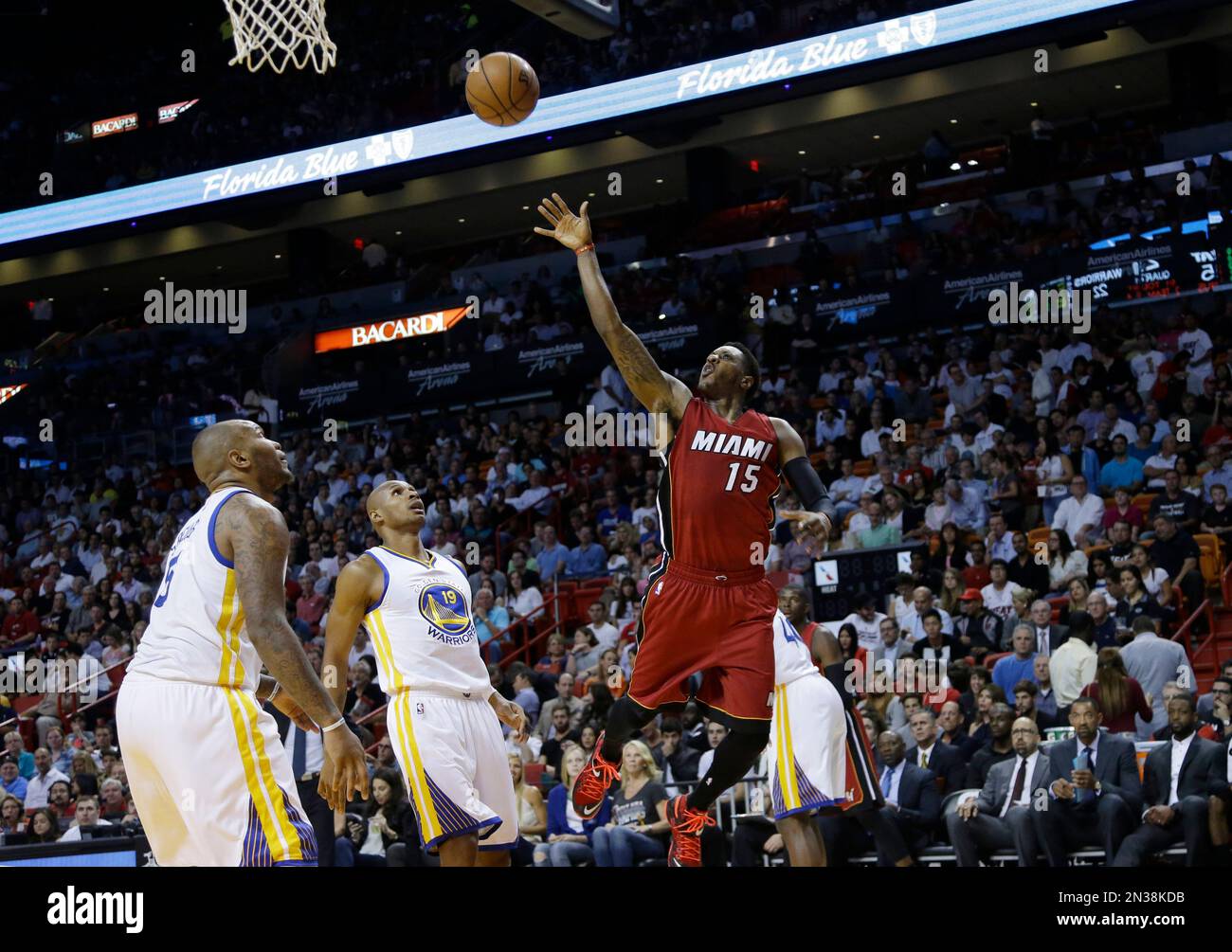 Miami Heat guard Mario Chalmers (15) shoots over Golden State Warriors ...