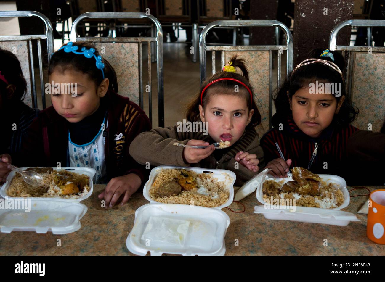Pakistani homeless children enjoy lunch provided by Pakistan's ...