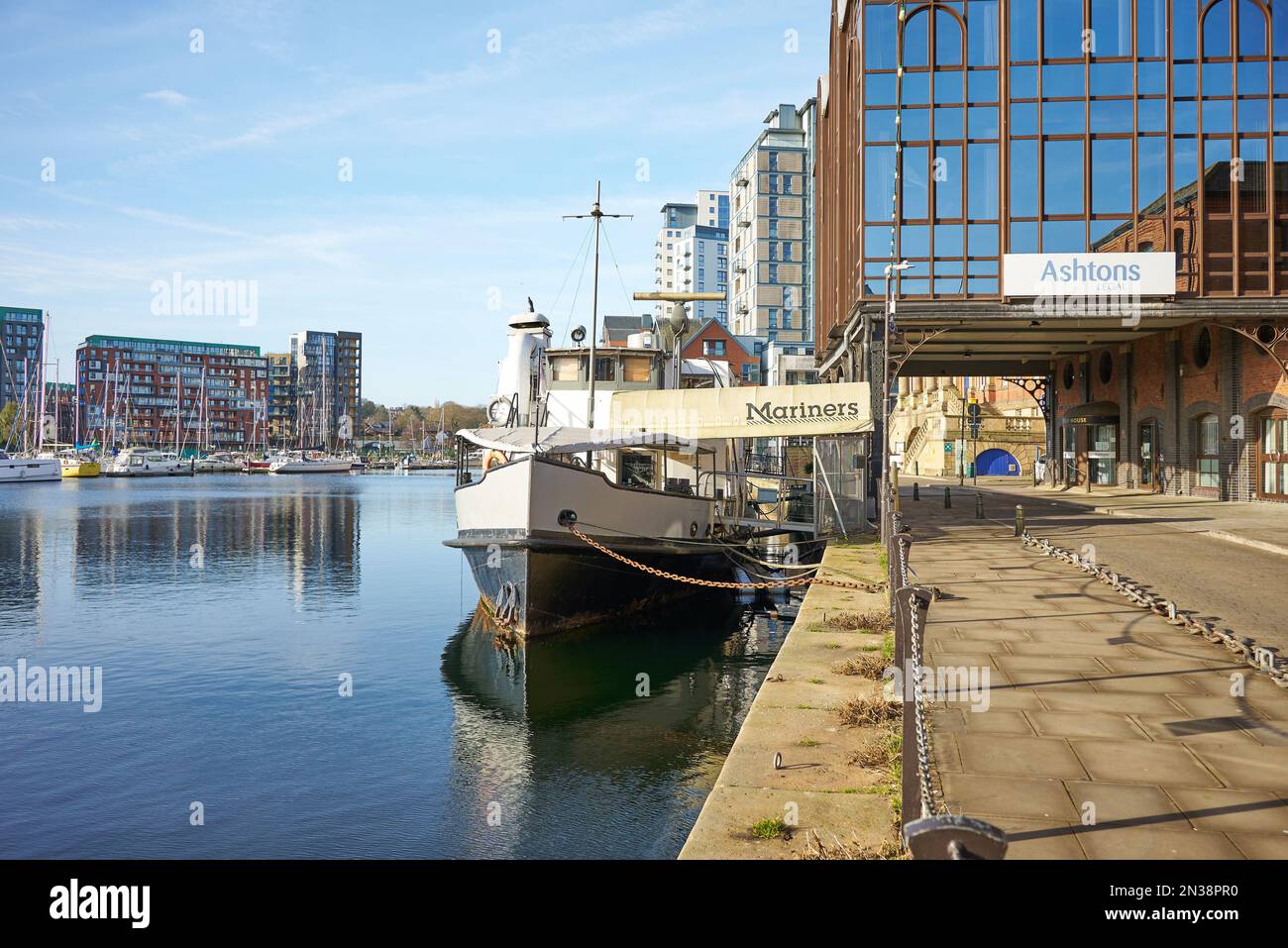 Mariners harbour restaurant hi-res stock photography and images - Alamy