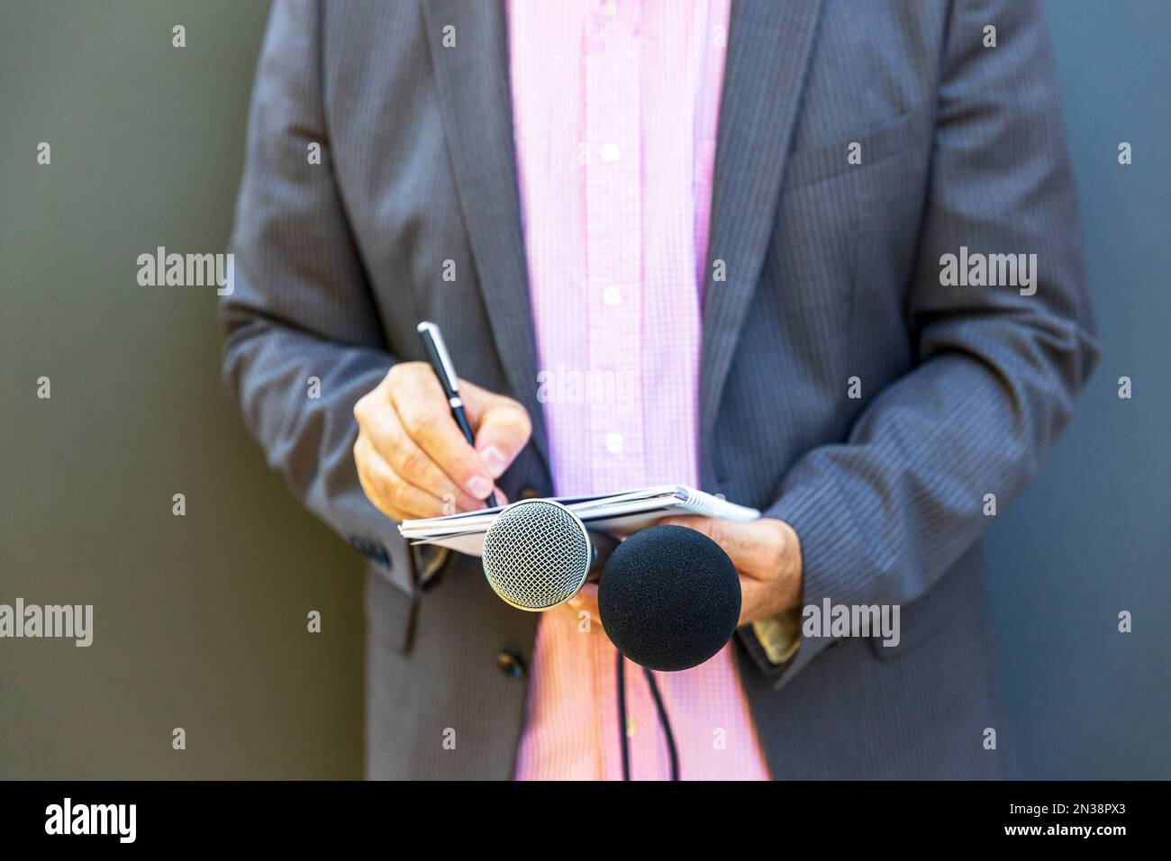 Tv reporter with microphone hi-res stock photography and images - Alamy