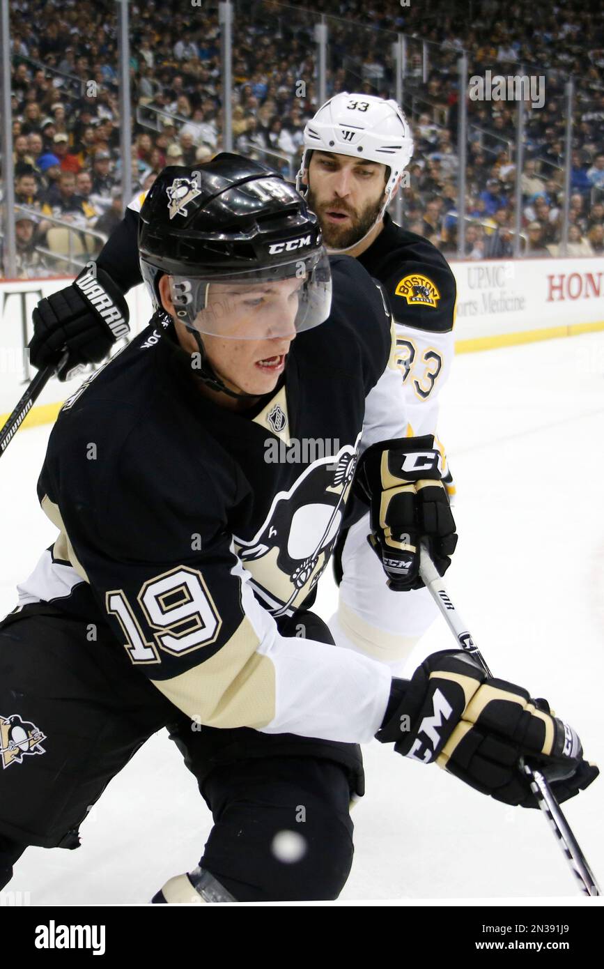 Boston Bruins' Zdeno Chara (33) defends as Pittsburgh Penguins' Beau ...