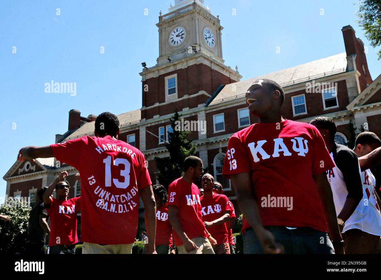 FOR USE WITH STORY BY BEN NUCKOLS *** Students wearing shirts of the ...