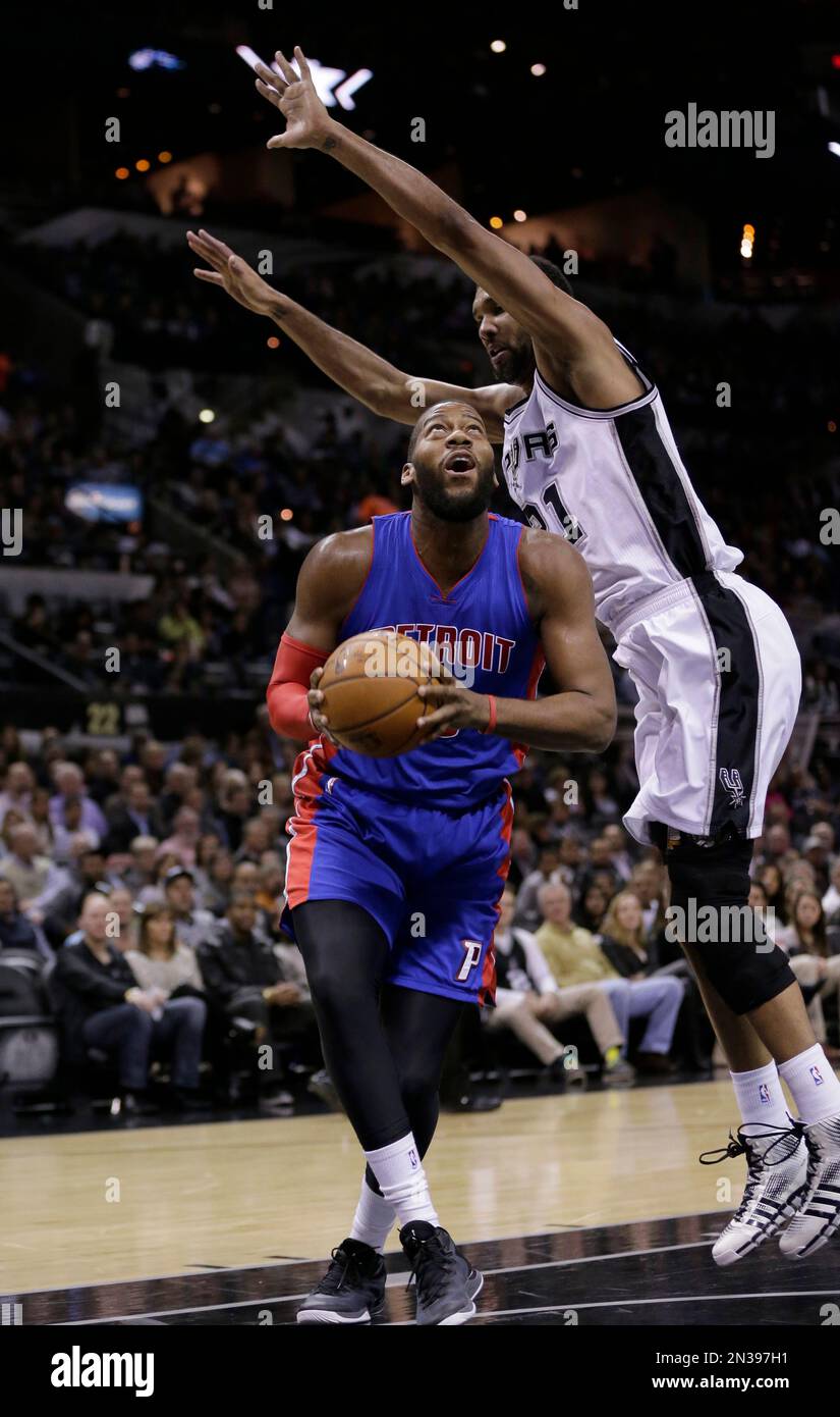 Detroit Pistons' Greg Monroe (10) is defended by San Antonio Spurs' Tim ...