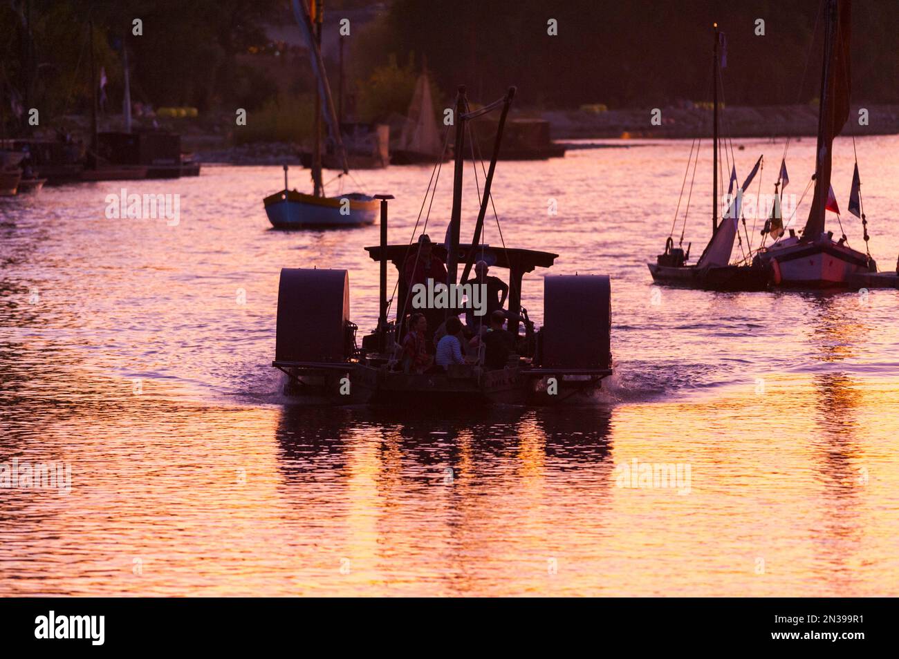 Paddle wheeled boat hi-res stock photography and images - Alamy