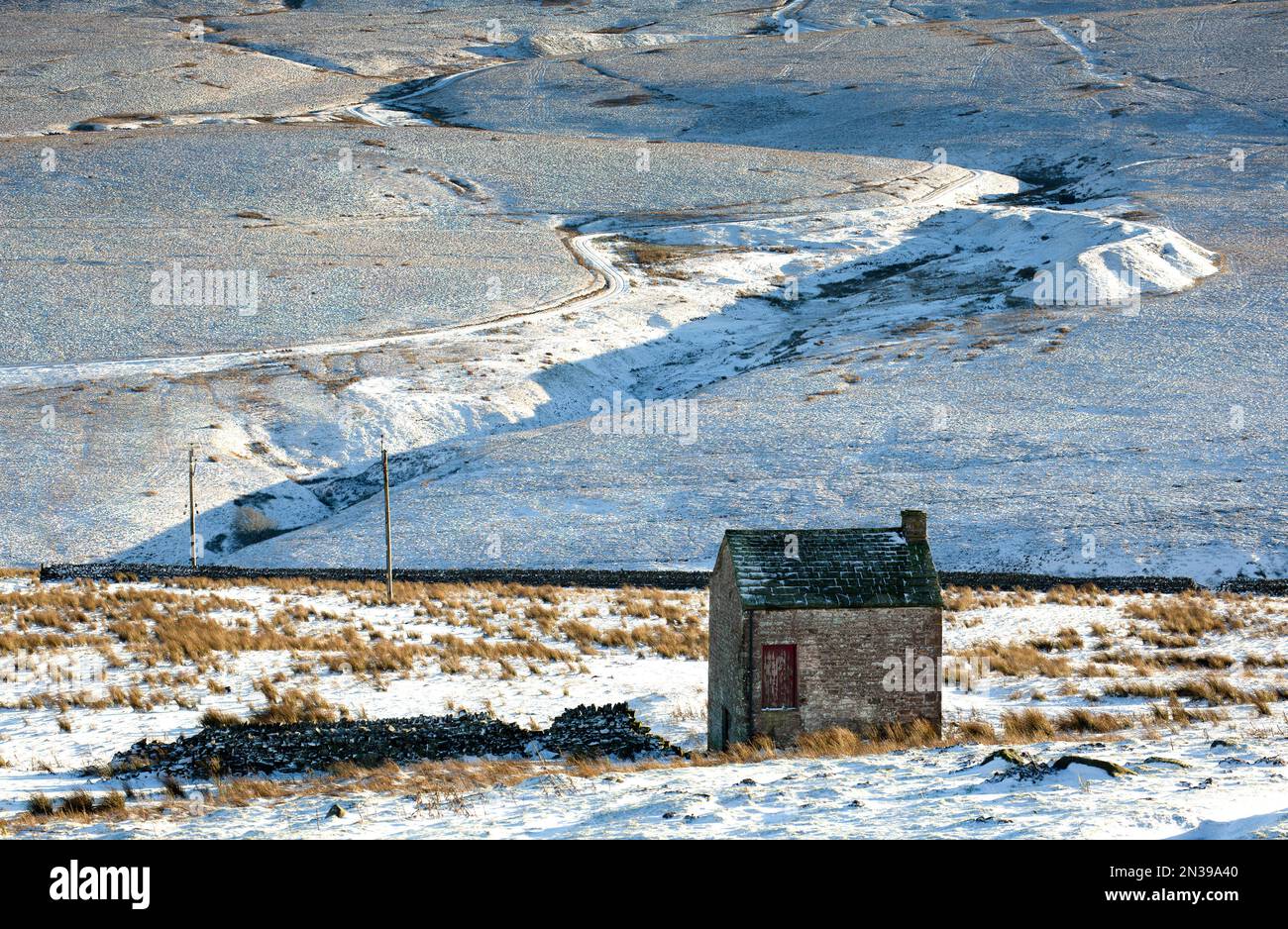 Secluded barn on the snowy moors, in the Cumbrian Pennines Stock Photo ...