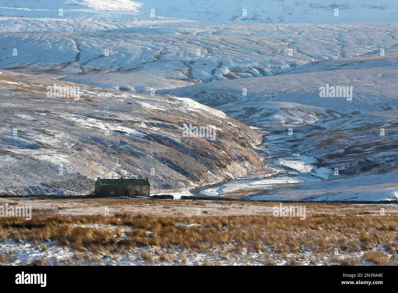 Remote farm building in the snowy landscape of the Cumbrian Pennines ...