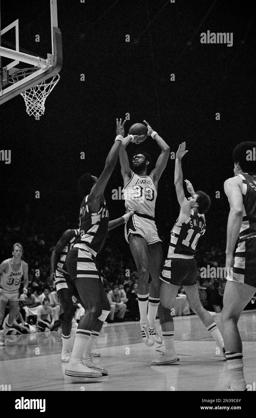 Los Angeles Lakers Kareem Abdul-Jabbar (33) flies high over the blocks ...