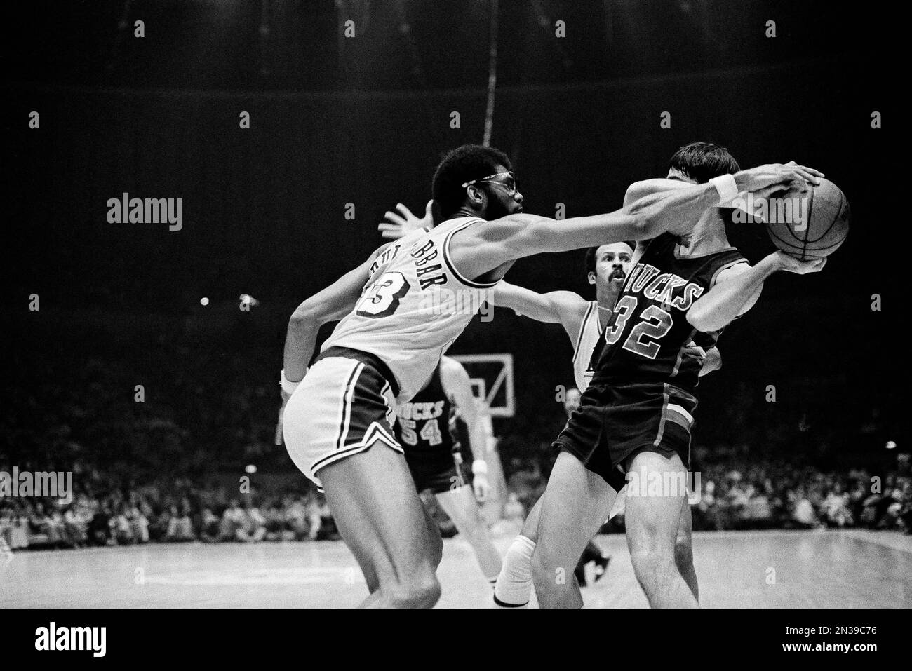 Los Angeles Lakers Kareem Abdul-Jabbar, front left, reaches for the ...