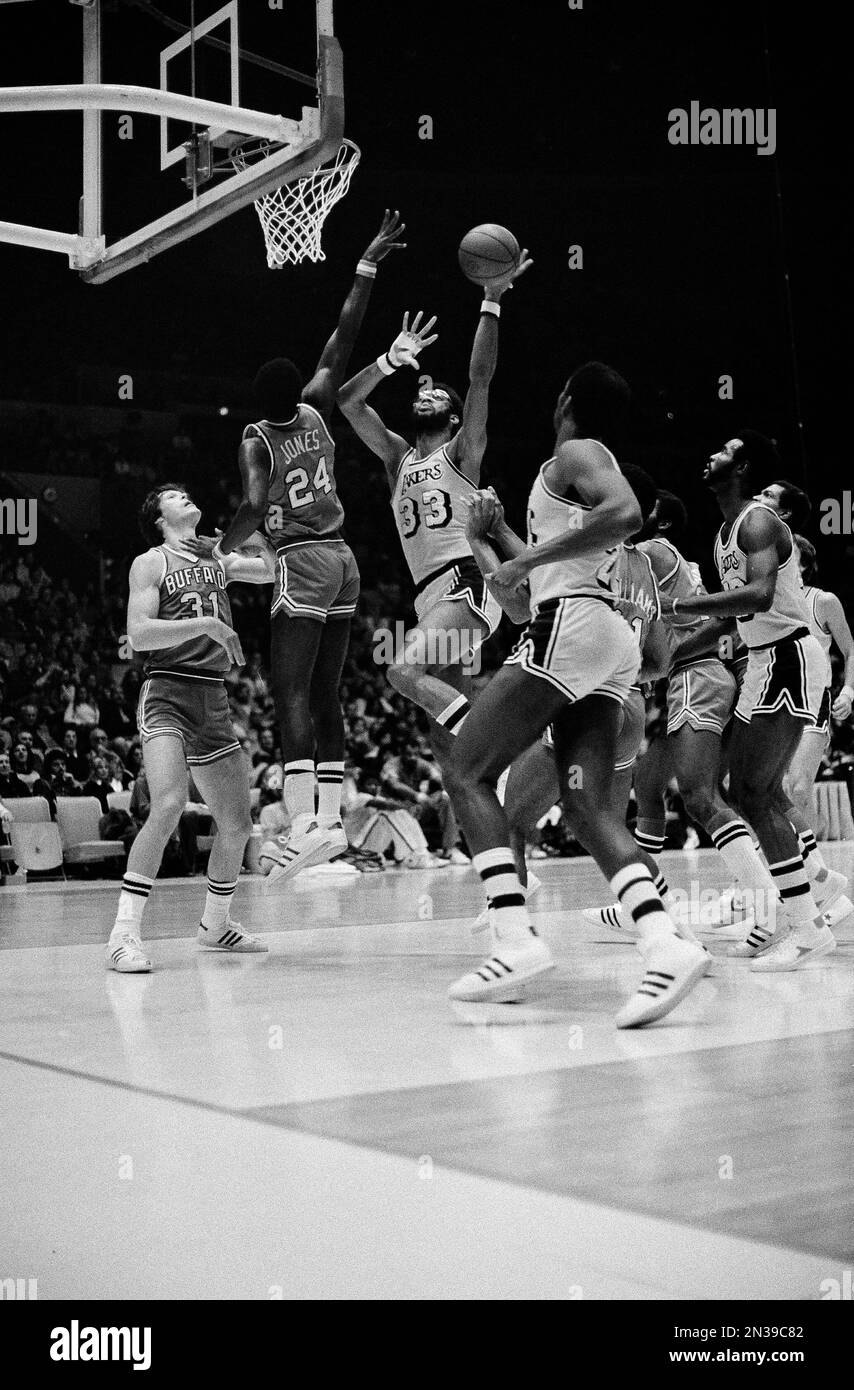 Los Angeles Lakers Kareem Abdul-Jabbar (33) pushes the ball with his ...