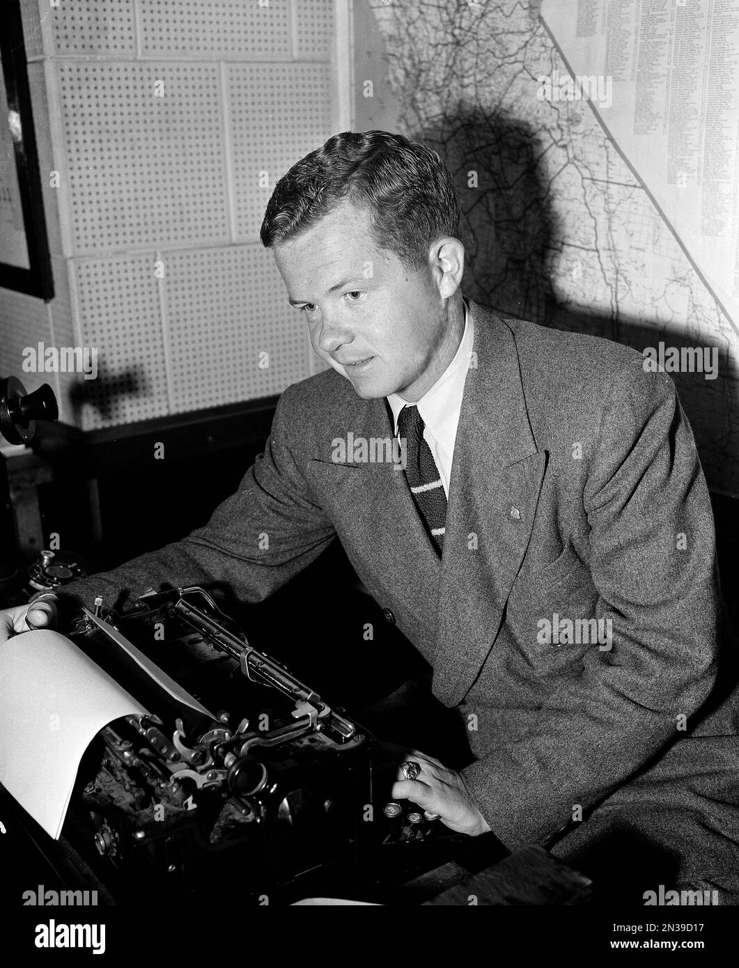 AP Hollywood columnist Bob Thomas shown in Los Angeles on Oct. 12, 1945 ...