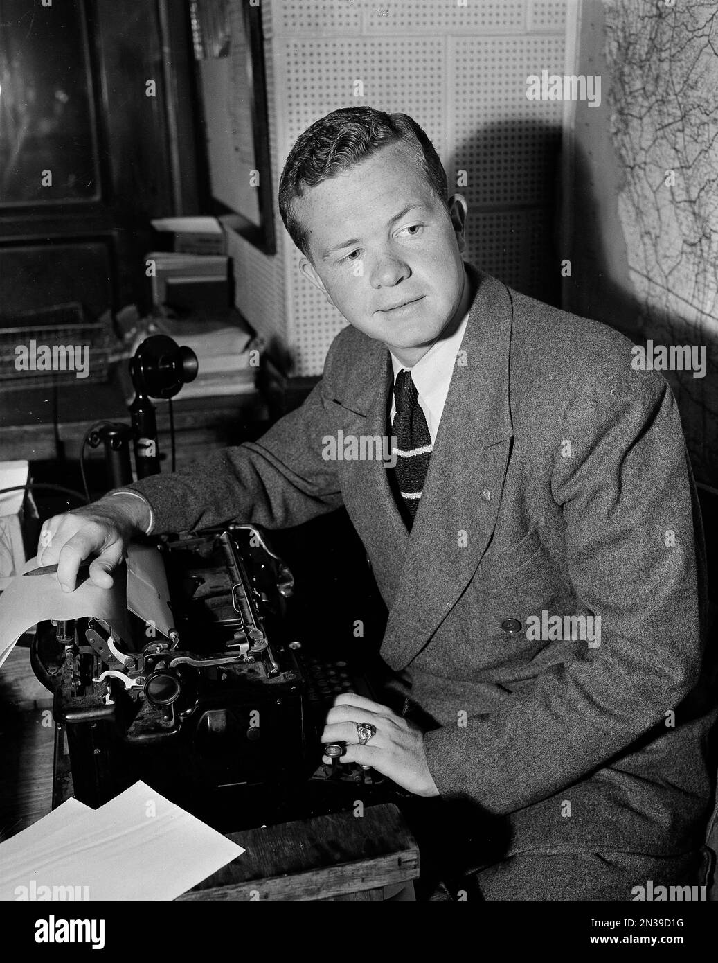 AP Hollywood columnist Bob Thomas shown in Los Angeles on Oct. 12, 1945 ...