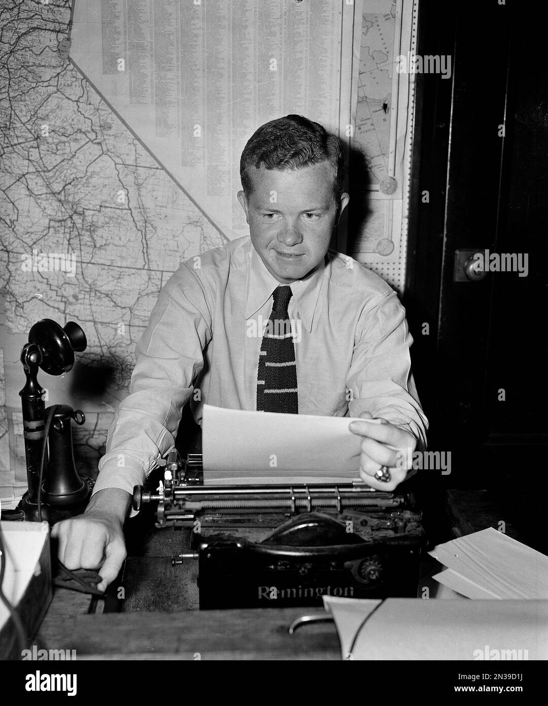 AP Hollywood columnist Bob Thomas shown in Los Angeles on Oct. 12, 1945 ...