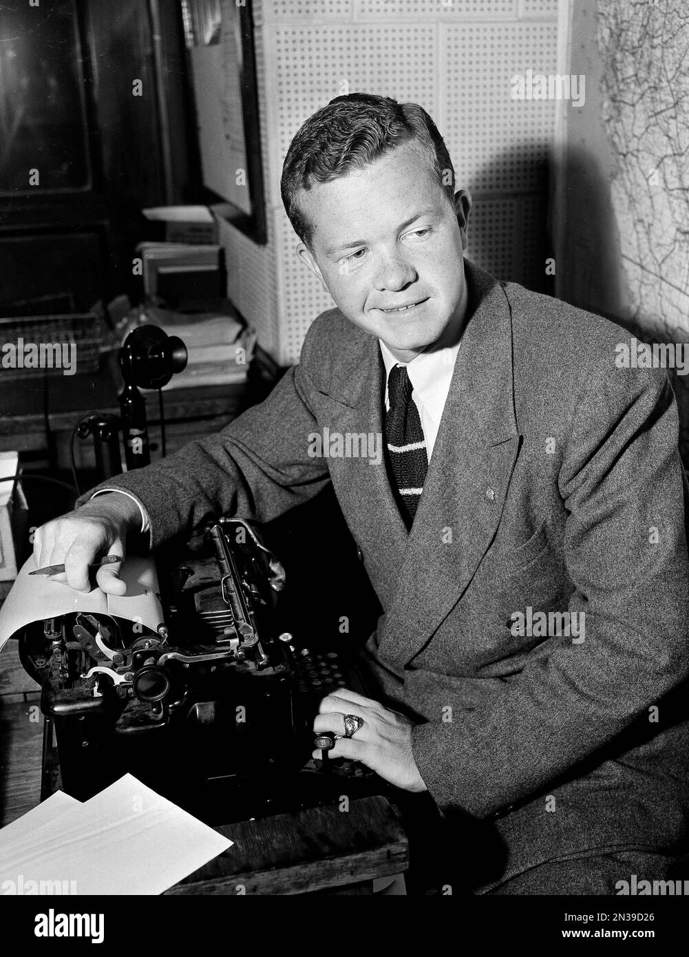 AP Hollywood columnist Bob Thomas shown in Los Angeles on Oct. 12, 1945 ...