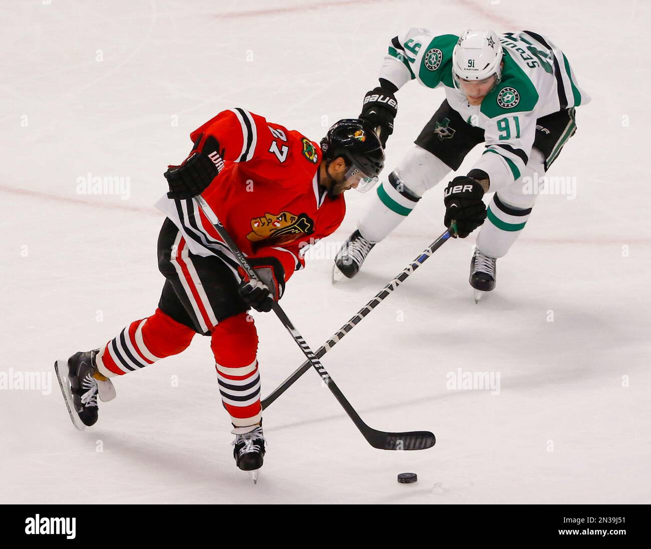 Chicago Blackhawks defenseman Johnny Oduya (27) battles for the puck ...