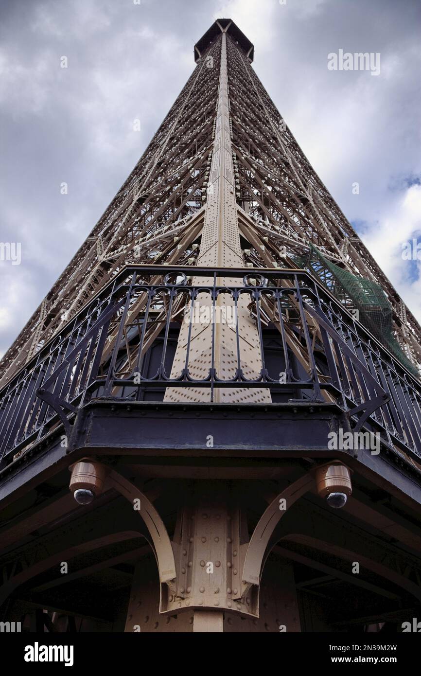 Eiffel tower perspective image hi-res stock photography and images - Alamy