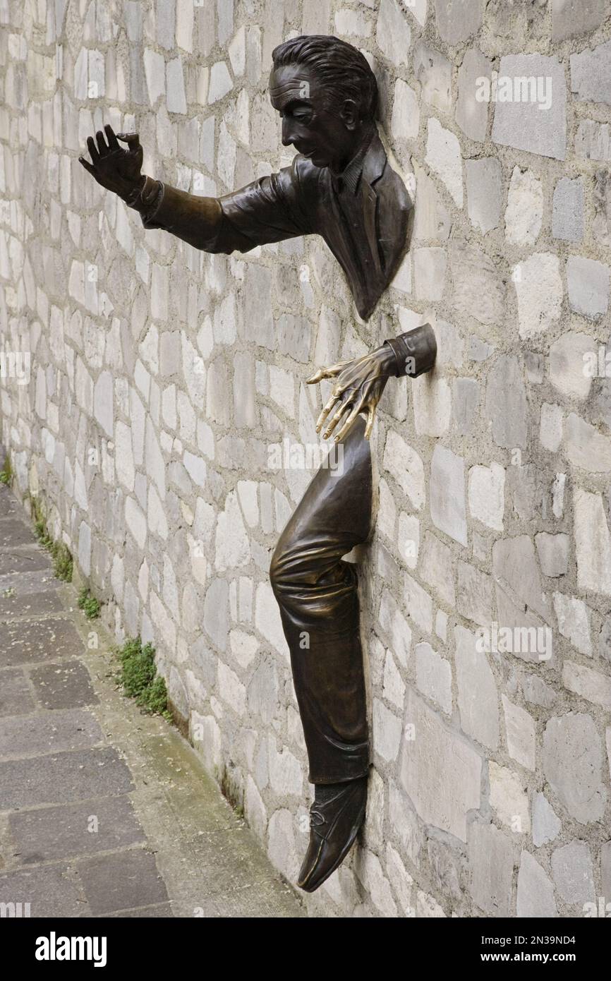 Le passe-muraille, Montmartre, Paris, Ile de France, France Stock Photo ...