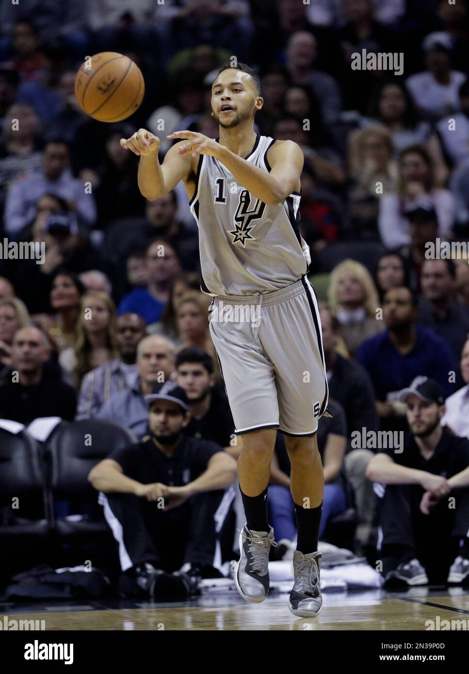 San Antonio Spurs' Kyle Anderson (1) pass the ball during the first ...
