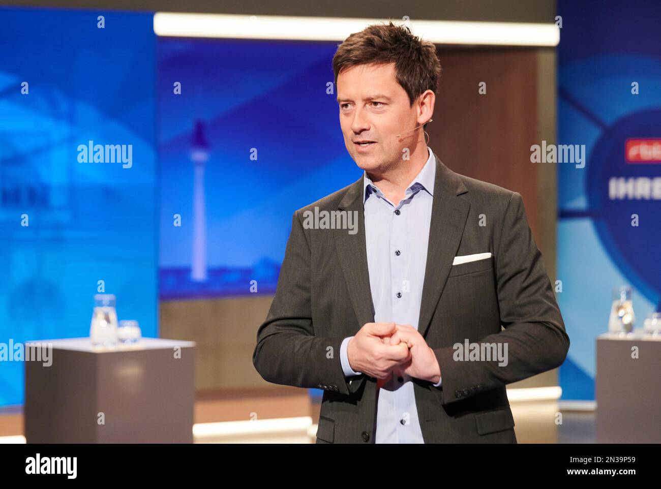 Hosts parties entertainment hi-res stock photography and images - Alamy