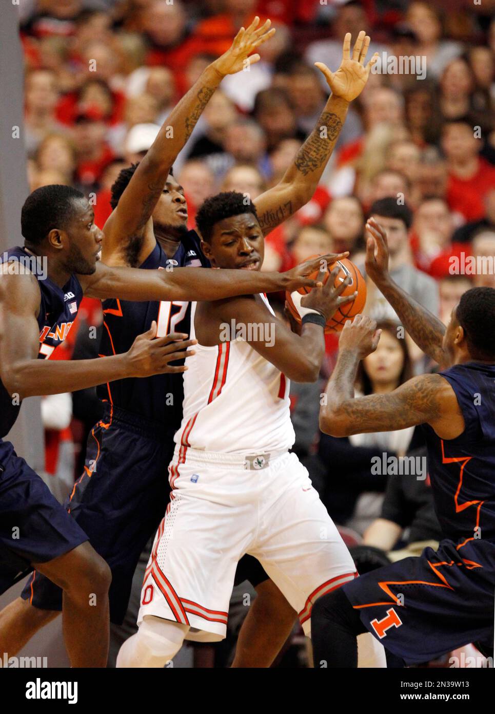 Ohio State's Jae'Sean Tate (1) works against Illinois' Nnanna Egwu ...