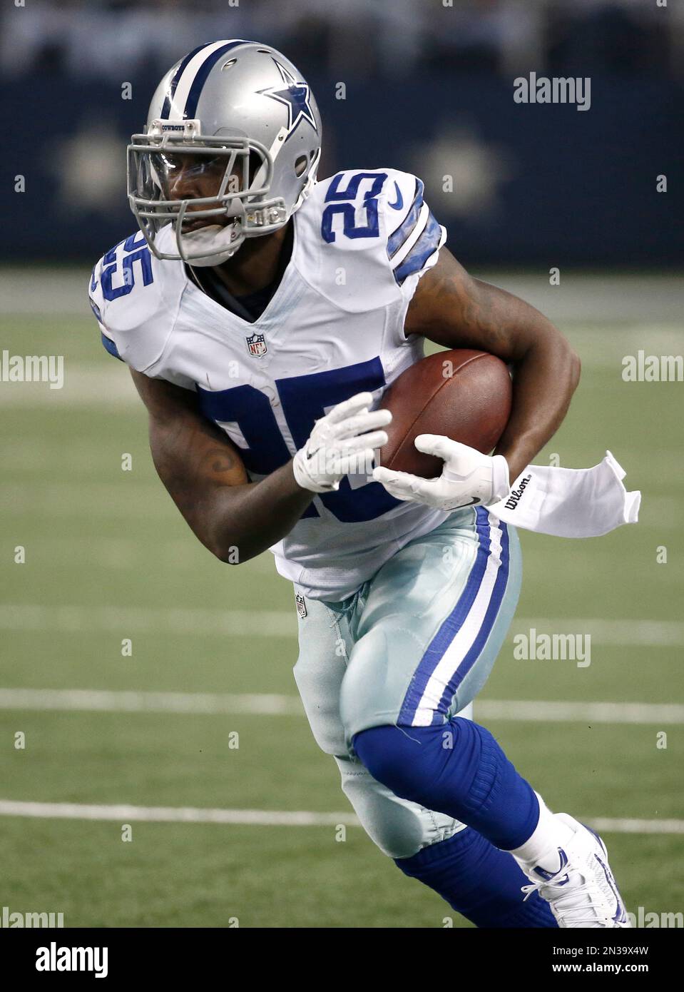 Dallas Cowboys' Lance Dunbar (25) carries the ball against the ...
