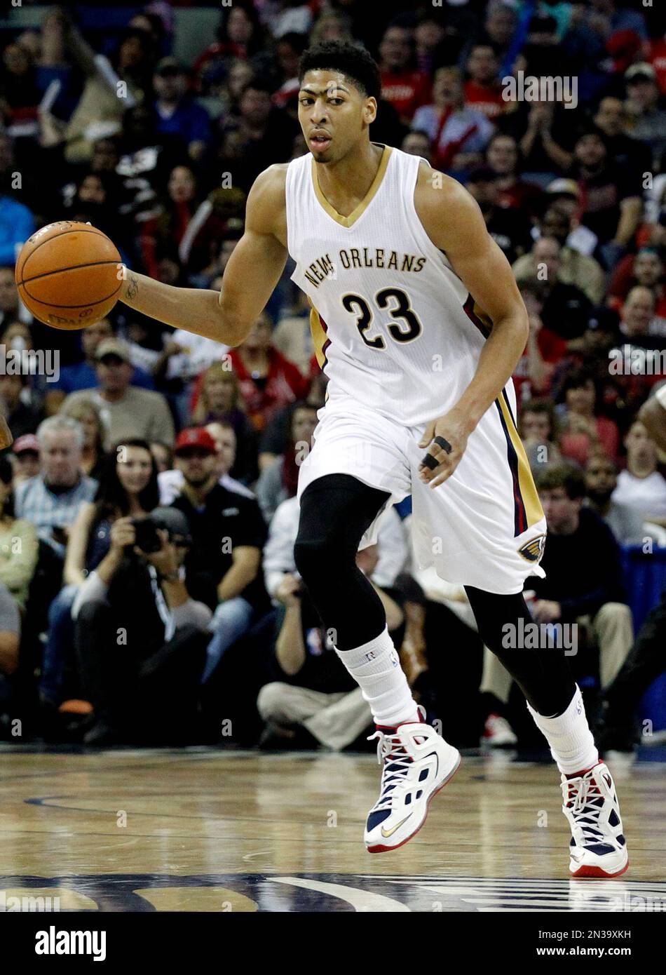 New Orleans Pelicans forward Anthony Davis (23) brings the ball ...