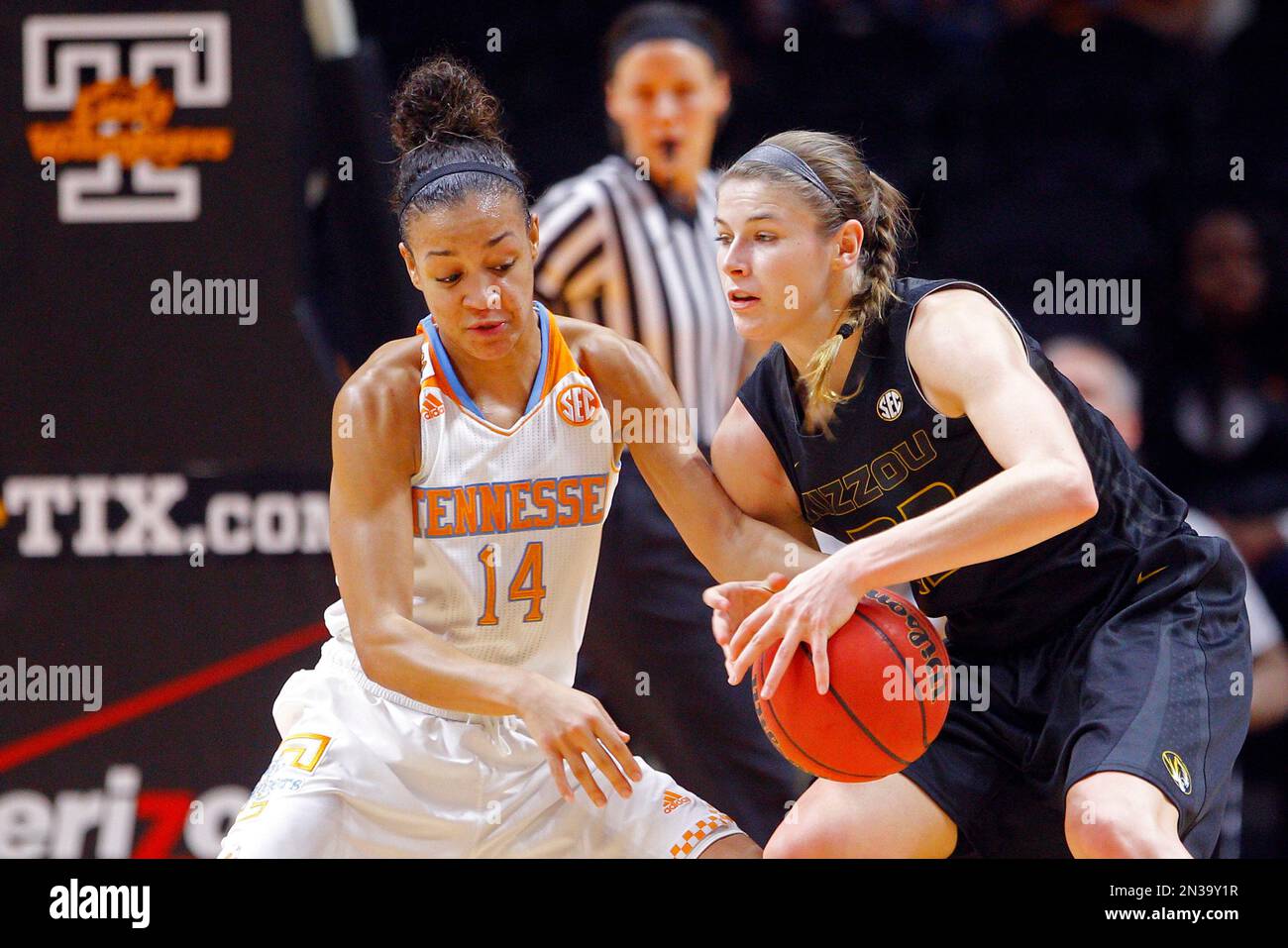 Tennessee guard Andraya Carter (14) attempts to steal the ball from ...