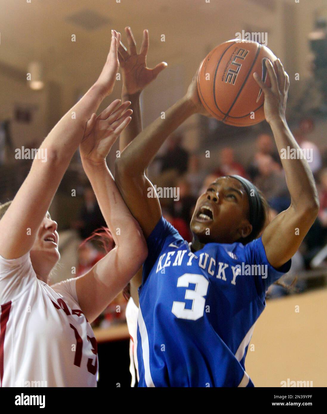 Kentucky's Janee Thompson (3) shoots past Alabama's Nikki Hegstetter ...