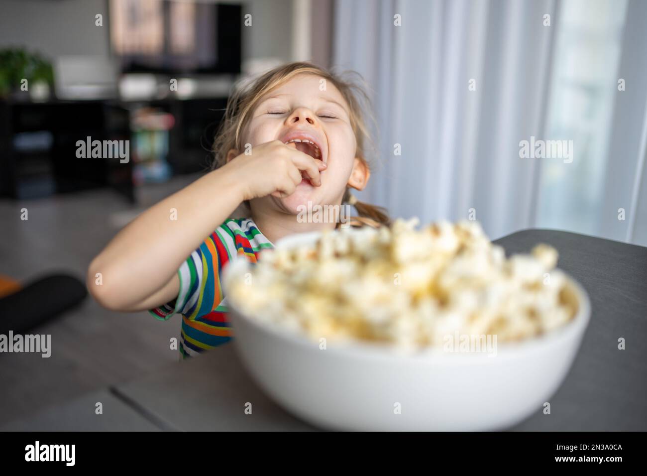 Child preteen eating popcorn hi-res stock photography and images - Alamy