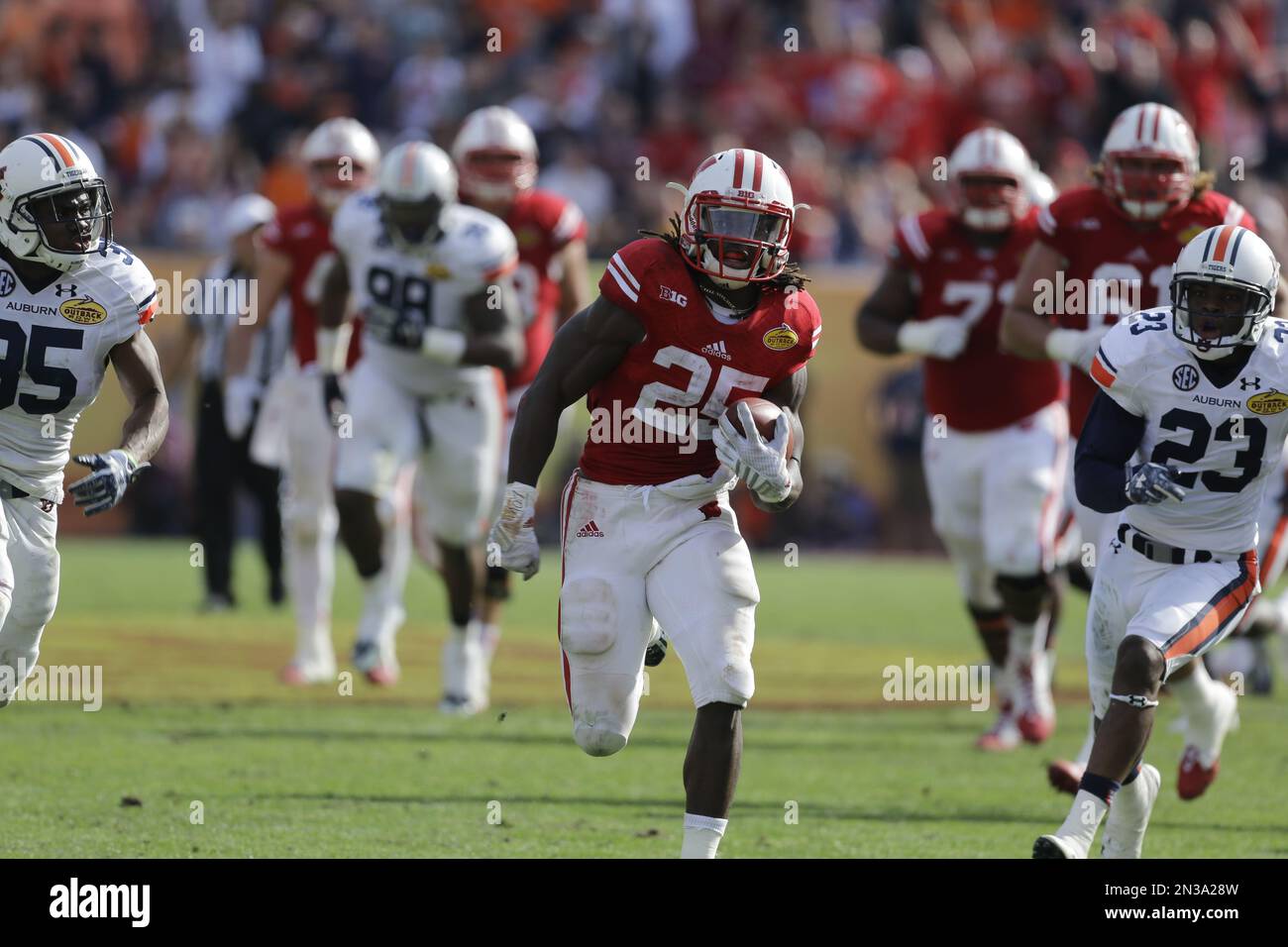 Wisconsin running back Melvin Gordon (25) on his way to a 53-yard ...