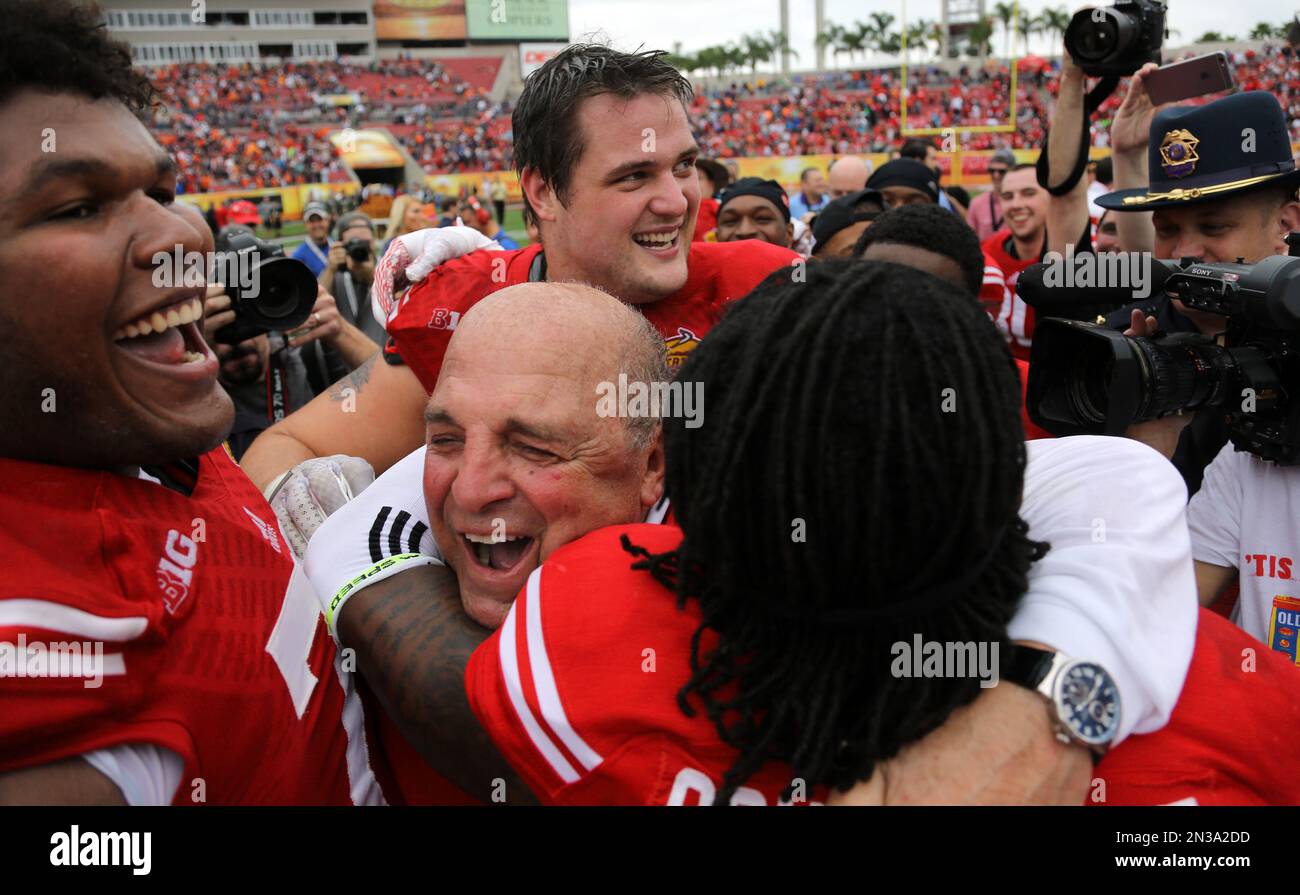 Wisconsin head coach Barry Alvarez celebrates with his team after ...