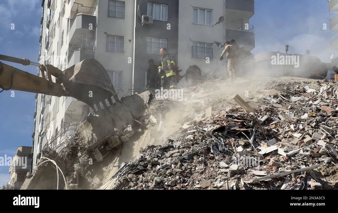 People and emergency teams search for survivors in the rubble of a ...