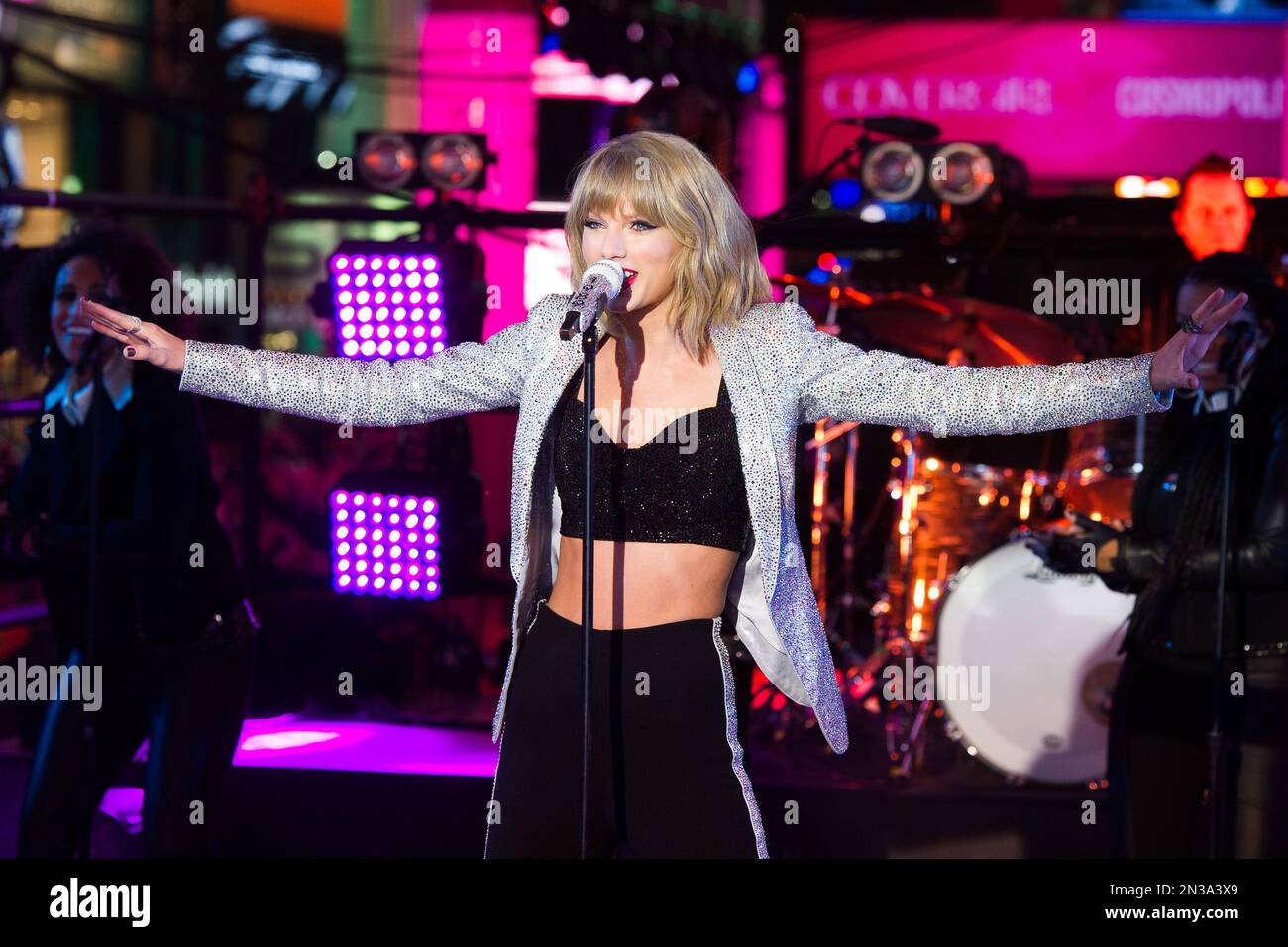 Taylor Swift performs in Times Square during New Year's Eve ...