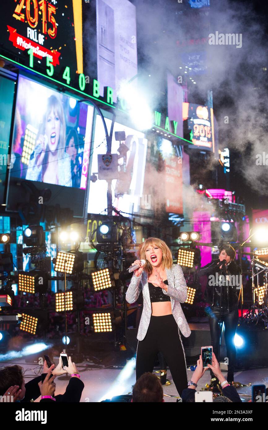 Taylor Swift performs in Times Square during New Year's Eve ...