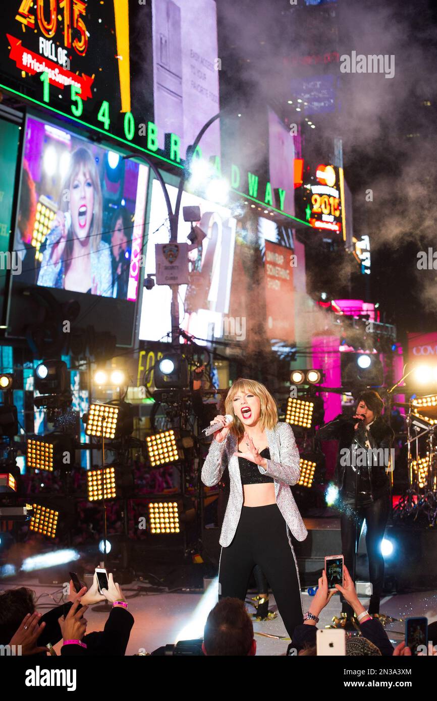 Taylor Swift performs in Times Square during New Year's Eve ...
