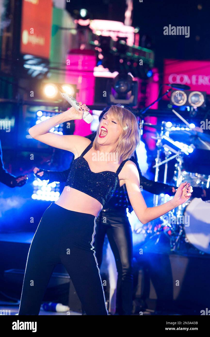 Taylor Swift performs in Times Square during New Year's Eve ...