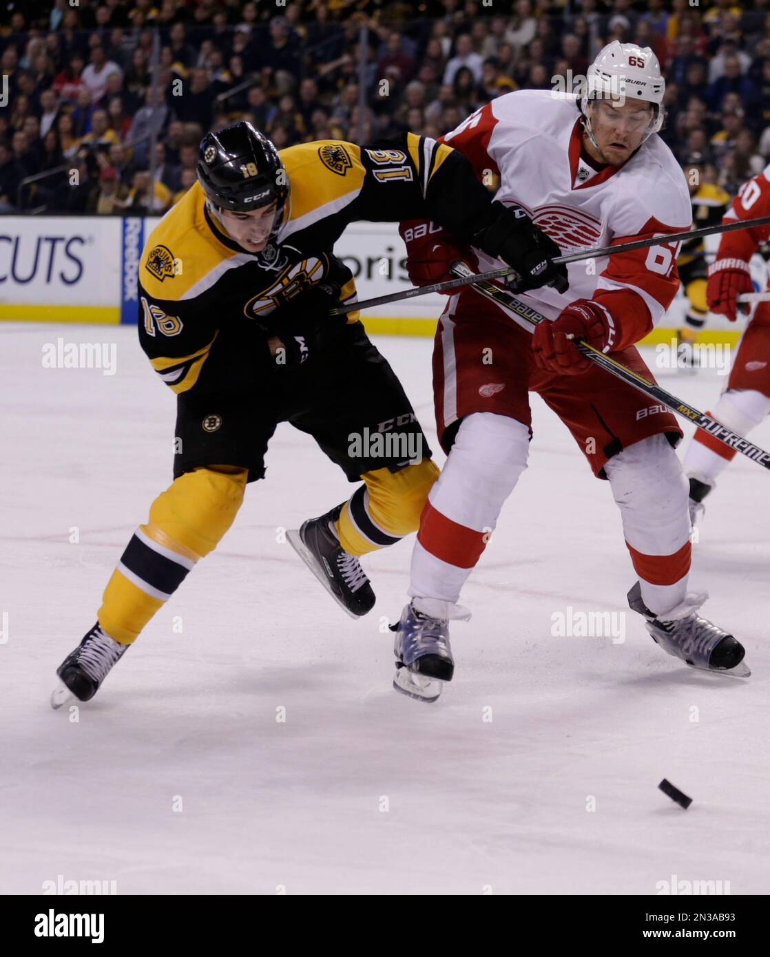 Boston Bruins right wing Reilly Smith (18) battles Detroit Red Wings ...