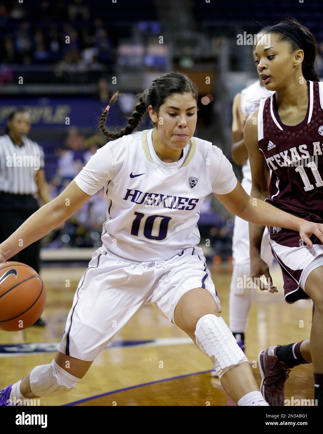 Washington's Kelsey Plum (10) drives on Texas A&M's Curtyce Knox in the ...