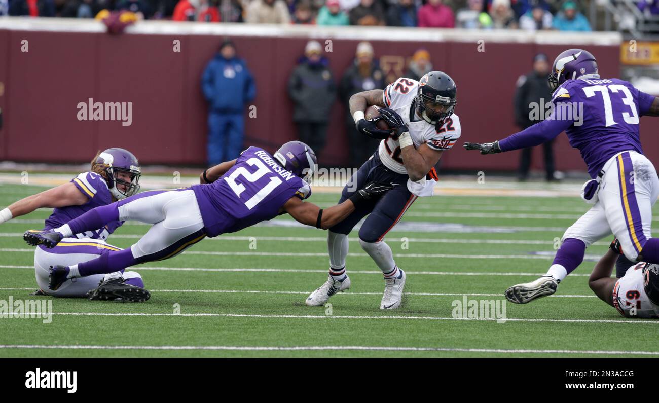 Chicago Bears running back Matt Forte runs between Minnesota Vikings ...