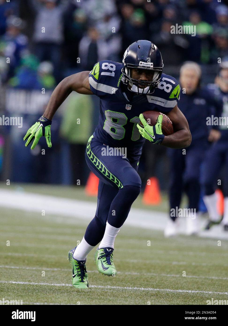 Seattle Seahawks wide receiver Kevin Norwood carries the ball against ...