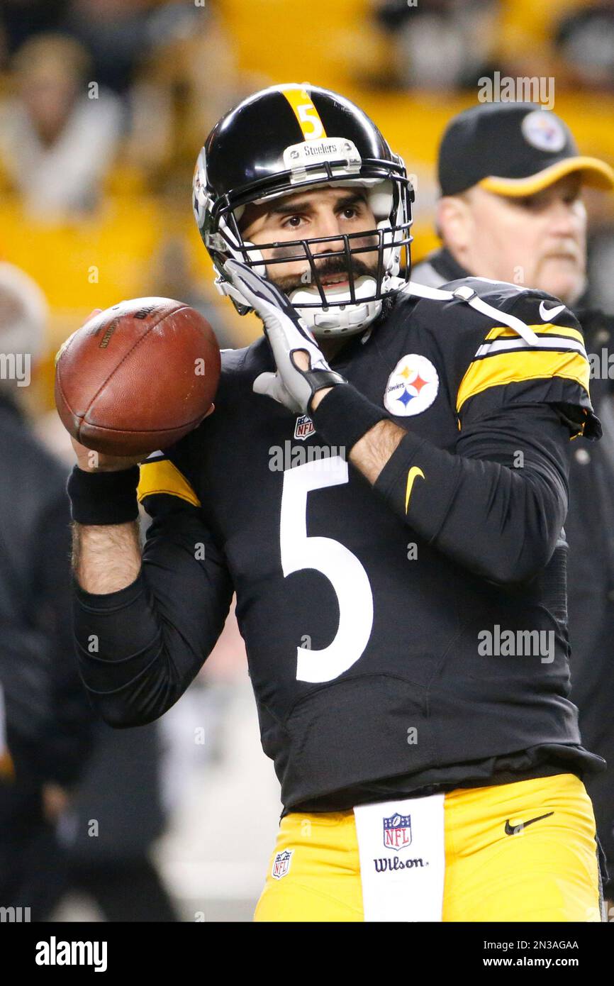 Pittsburgh Steelers quarterback Bruce Gradkowski (5) warms up before an ...
