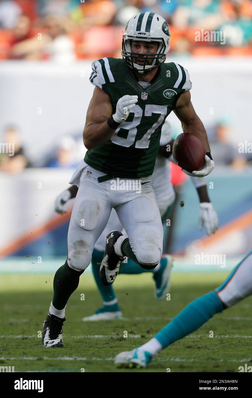 New York Jets wide receiver Eric Decker (87) carries the ball during ...