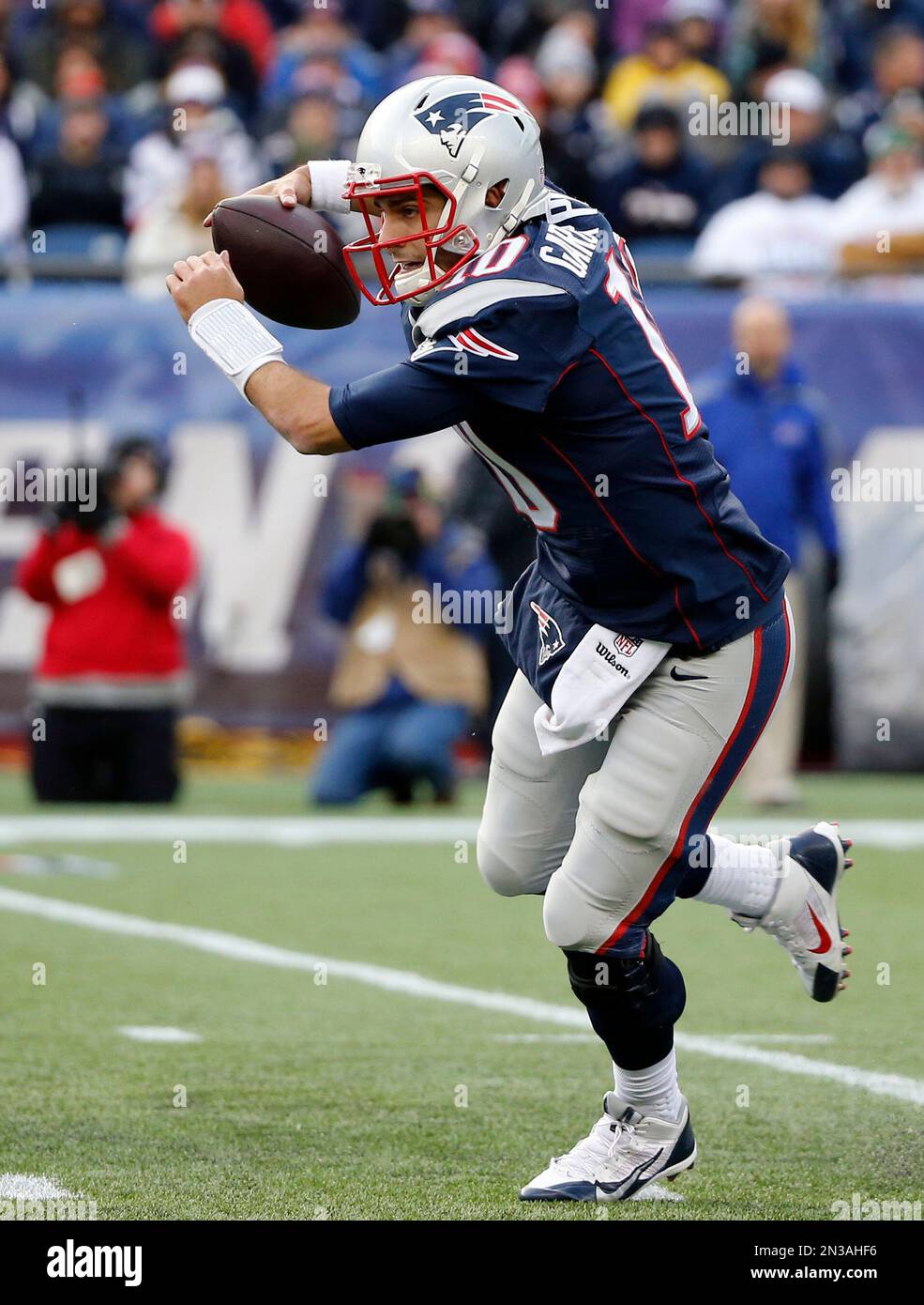 New England Patriots quarterback Jimmy Garoppolo (10) scrambles in the ...