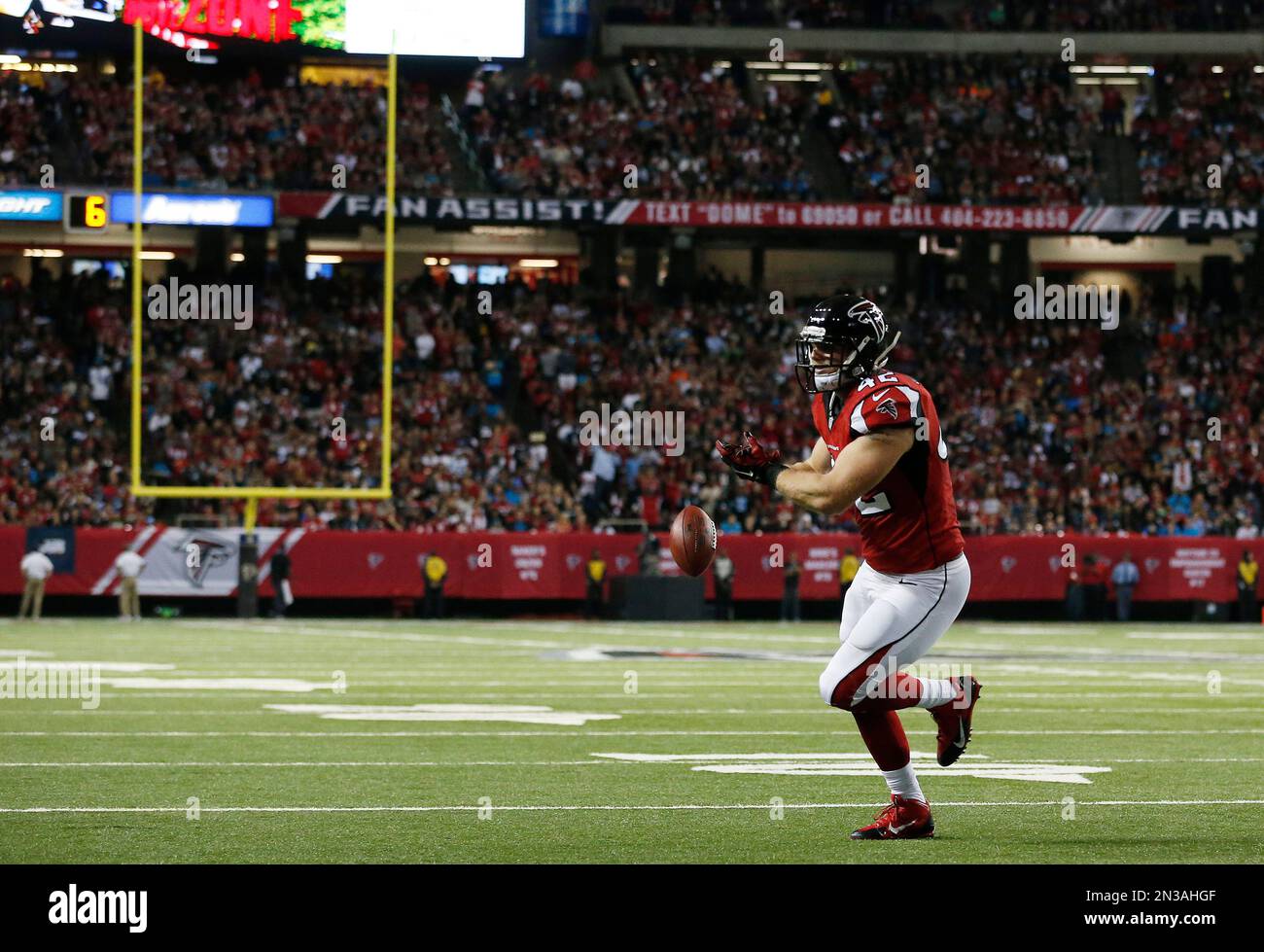 Atlanta Falcons fullback Patrick DiMarco (42) misses a thrown ball ...