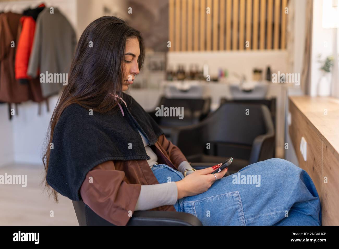 Customer wait hi-res stock photography and images - Alamy