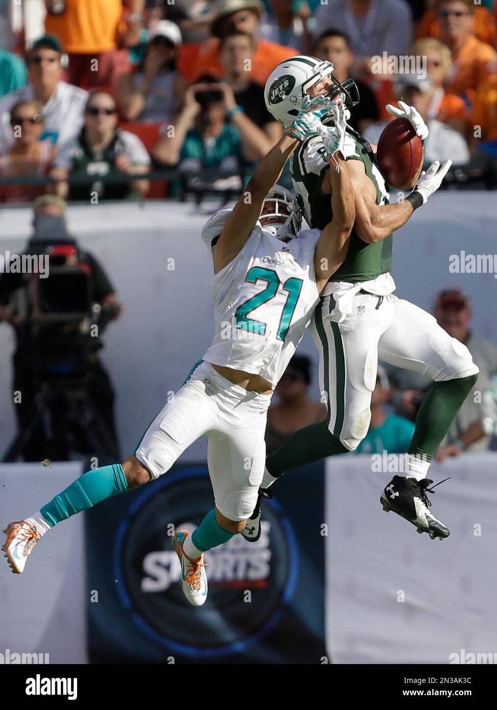 New York Jets wide receiver Eric Decker (87) catches a pass as Miami ...