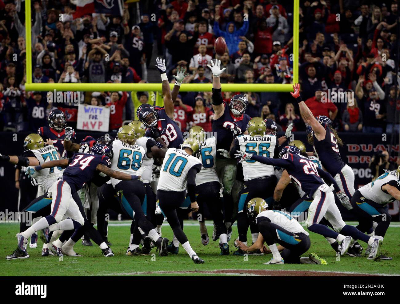 Jacksonville Jaguars kicker Josh Scobee (10) misses a field goal ...