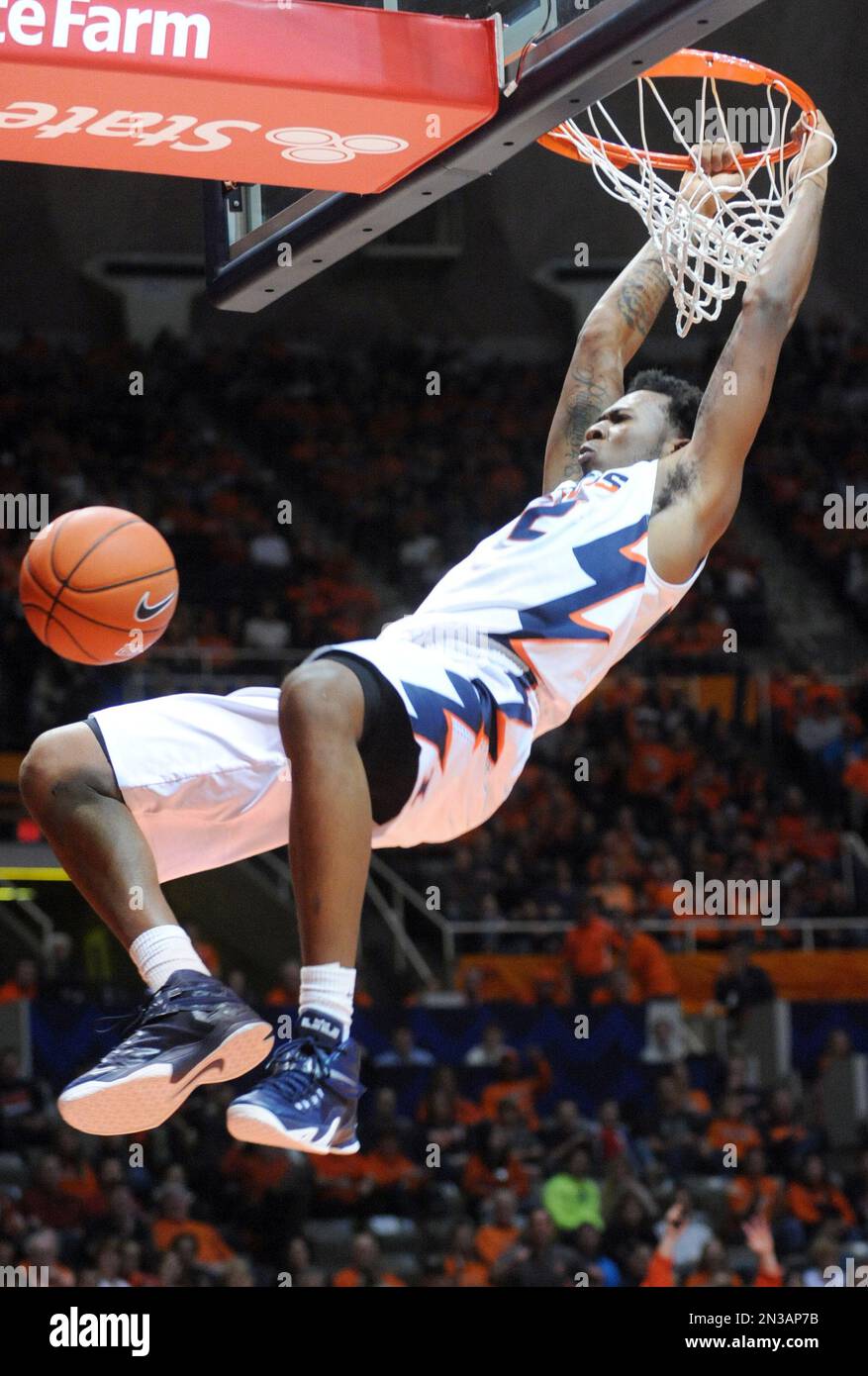 Illinois forward Leron Black (12) dunks during an NCAA college ...