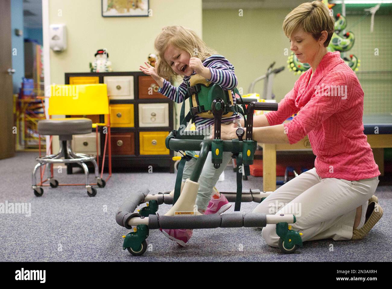 In this Dec. 22, 2014 photo, physical therapist Daphne Wallace, right ...