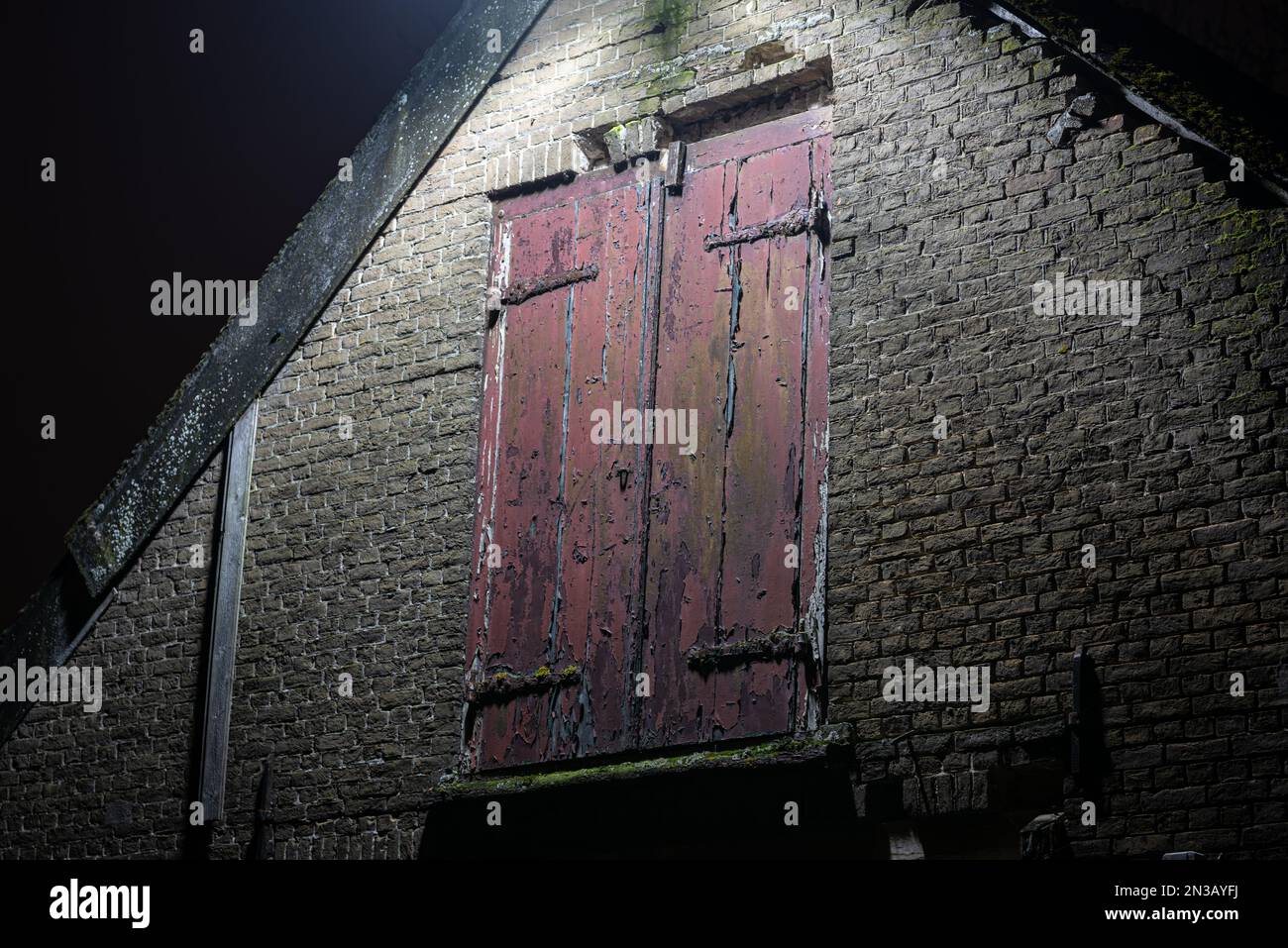 Old closed door at night hi-res stock photography and images - Alamy